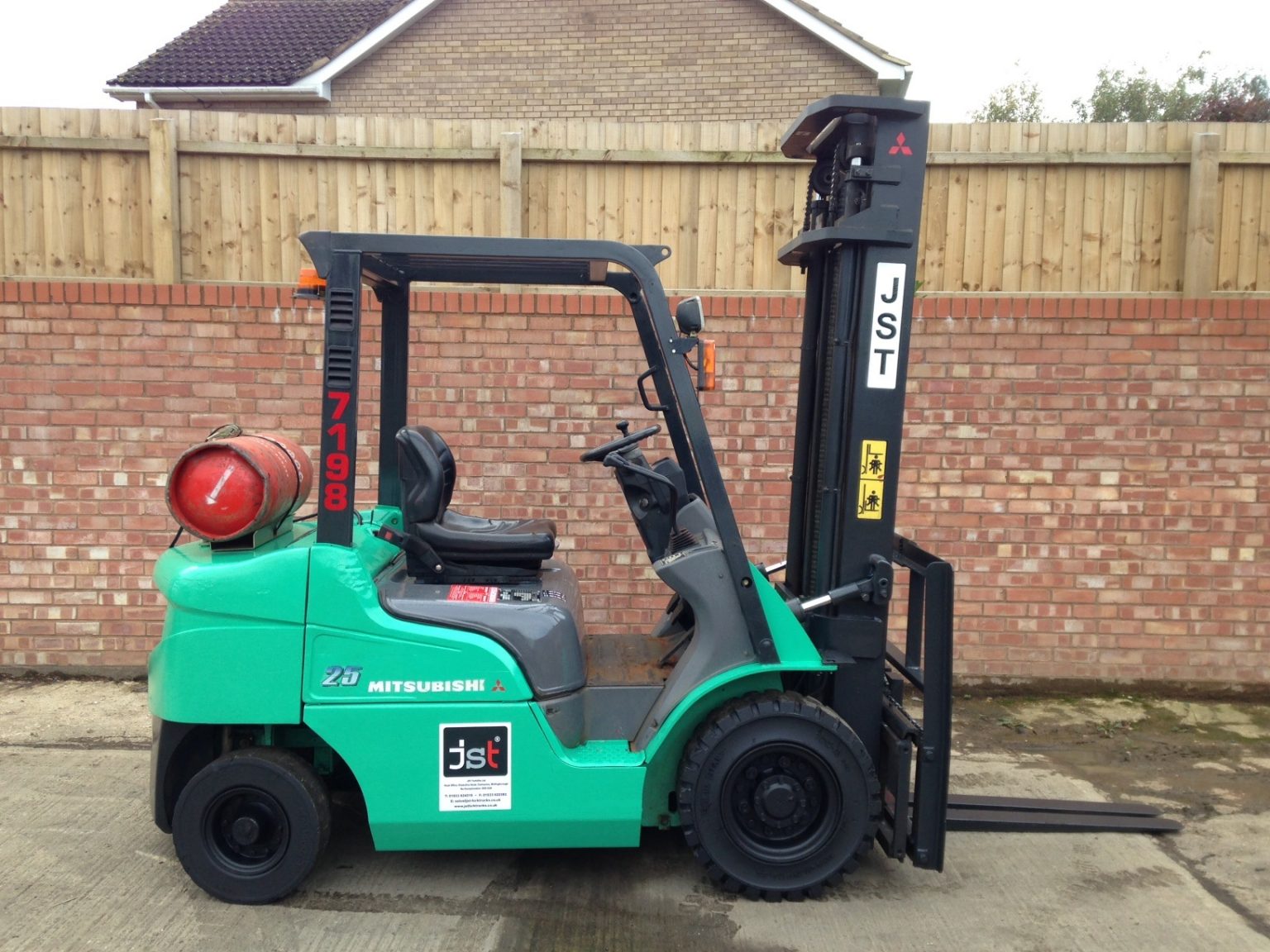 JST Forklift Trucks Wellingborough & Doncaster | Mitsubishi FG25N